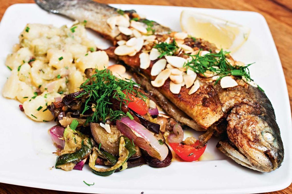 Forelle Müllerin Art: So einfach gelingt das Fischrezept - BLINKER