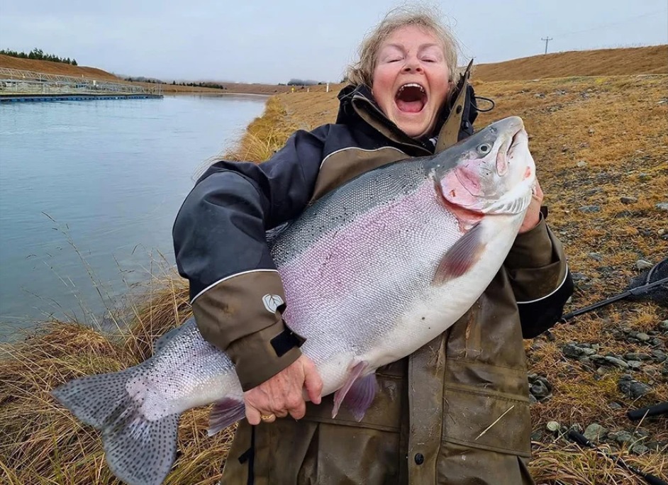 Neuseeland: Anglerin fängt riesige Regenbogenforelle - BLINKER
