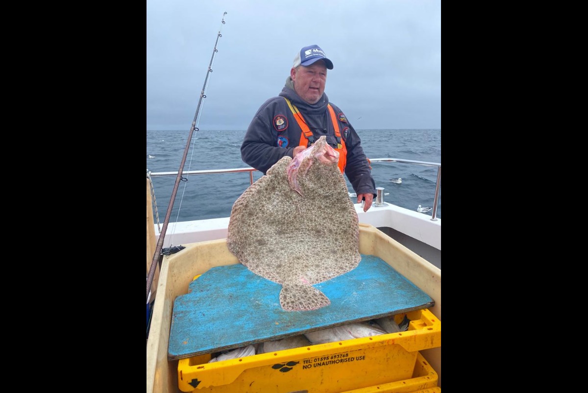 Über 16 Kilo: Angler fängt Rekord-Steinbutt vor Shetlandinseln - BLINKER