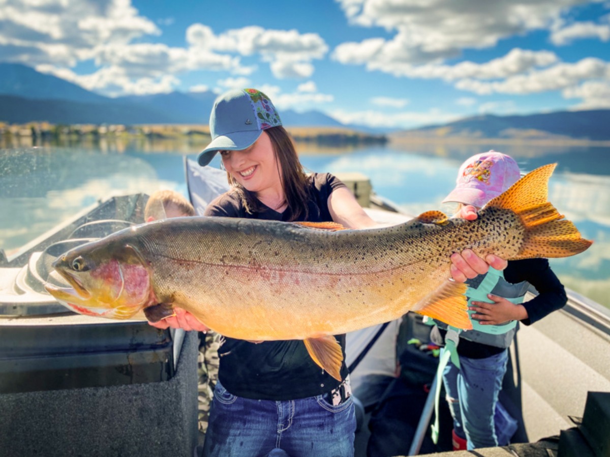 Idaho: Anglerin fängt Hybrid-Forelle – neuer Staatsrekord! - BLINKER