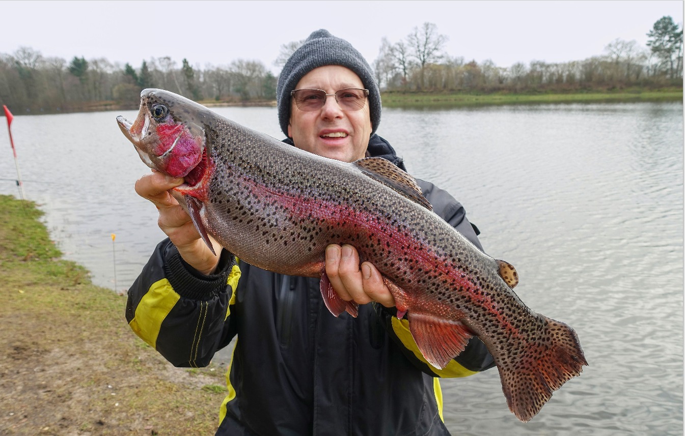 Im Frühling zeigt der Wind am Forellensee den Weg zum Fisch - BLINKER