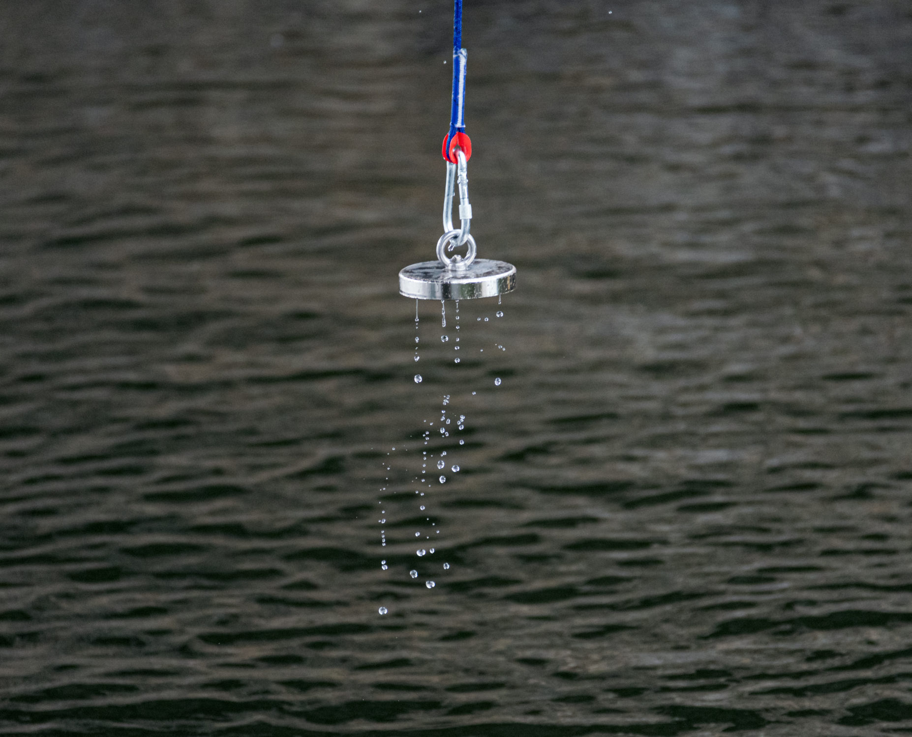 Magnetangler in Berlin ziehen Handgranaten aus Kanal - BLINKER